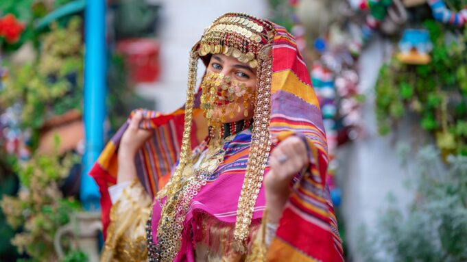 Les couleurs à porter au Maghreb en été 2026 : tendances de